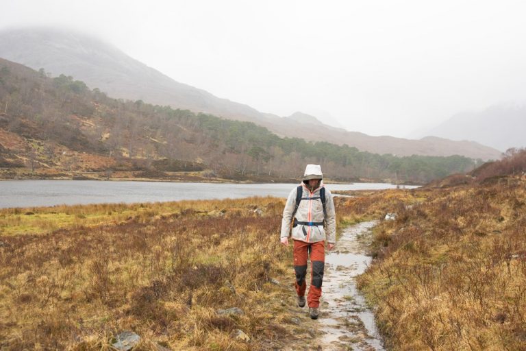 Wandelen langs de steile kliffen van Torridon in Schotland ...
