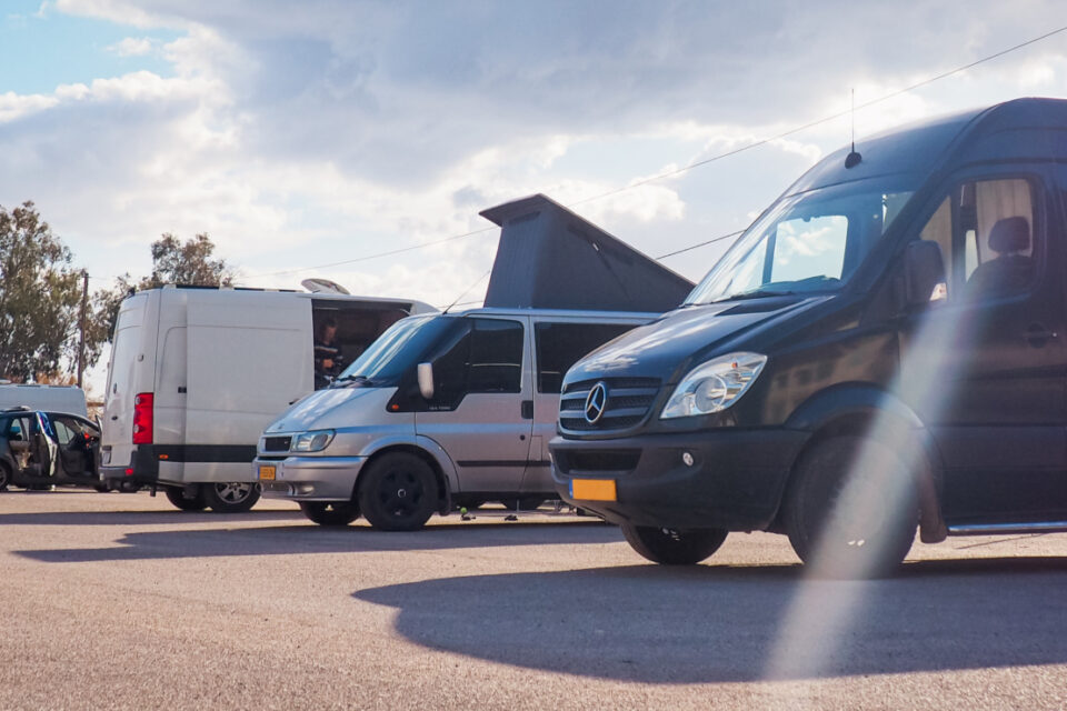 Wonen in een camper-community in Griekenland - Mountainreporters